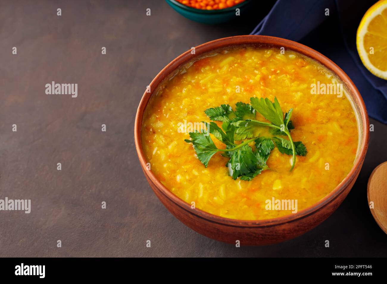 Soupe de lentilles rouges sur fond brun foncé. Soupe traditionnelle ...