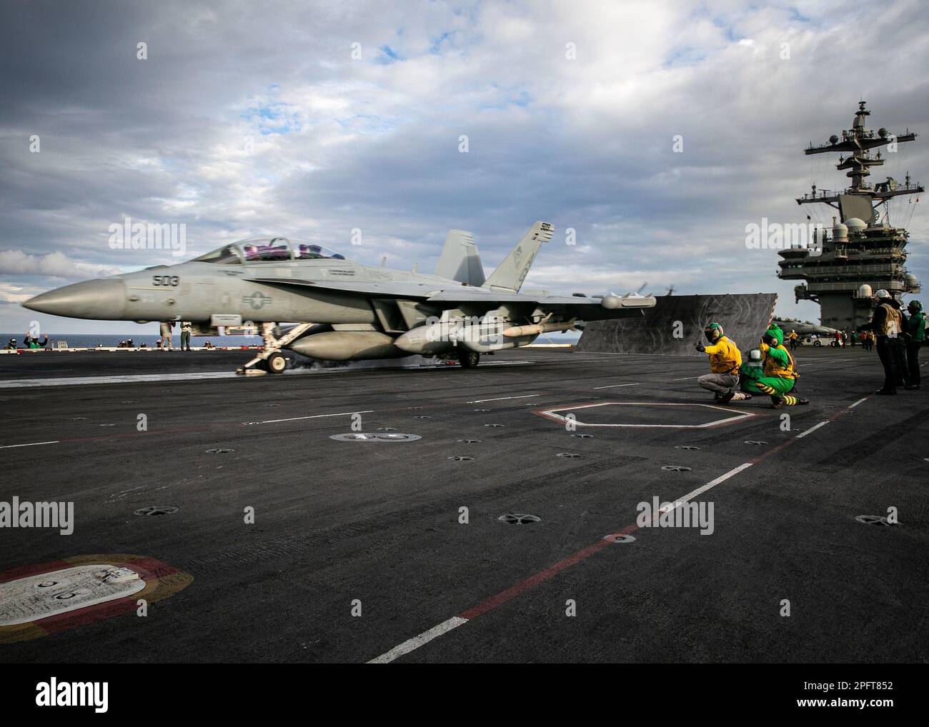 230317-N-EL850-2076 MER ADRIATIQUE (17 mars 2023) le lieutenant Sarah ...