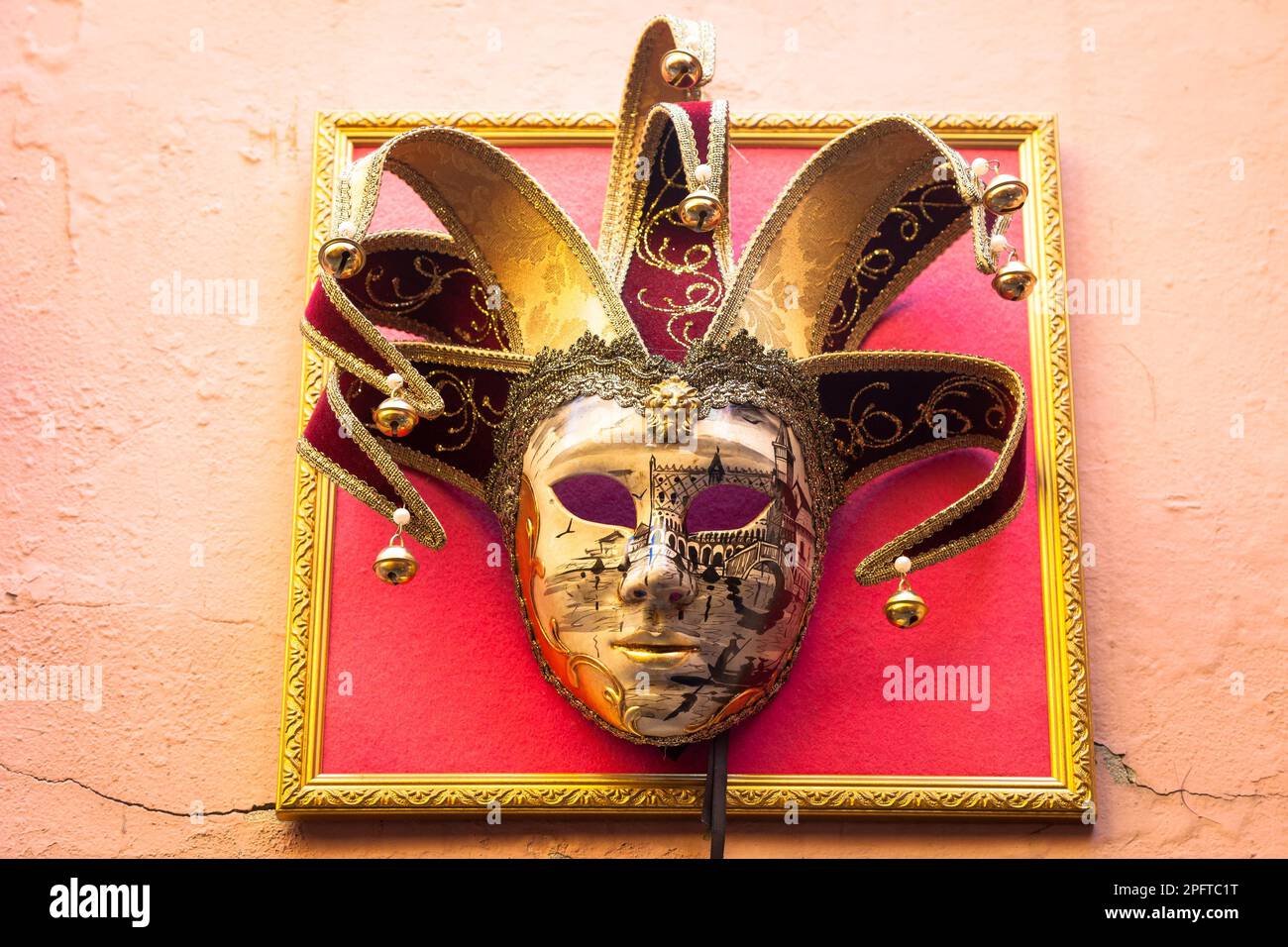 Folklore mask Banque de photographies et d’images à haute résolution ...