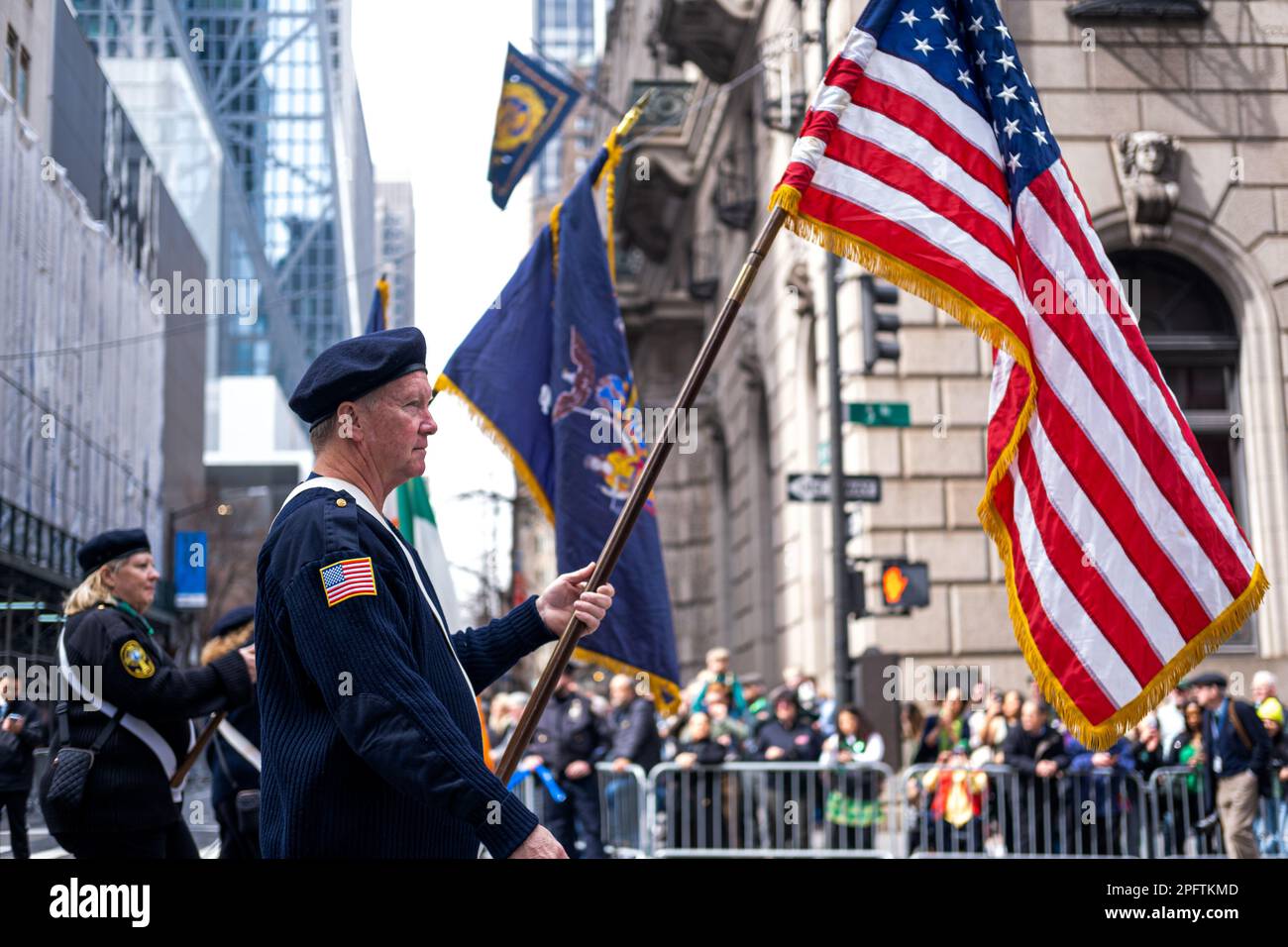 Les officiers du NYPD défilent lors du défilé de Saint Patrick à New ...