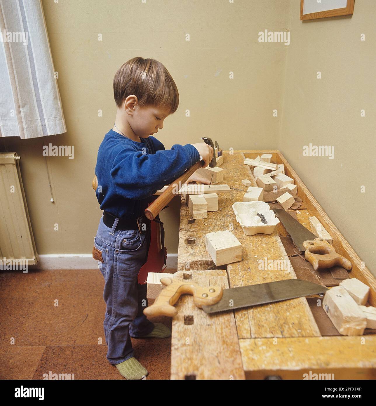 1960s soins de jour. Dans une maternelle en 1969, un garçon se tient à ...