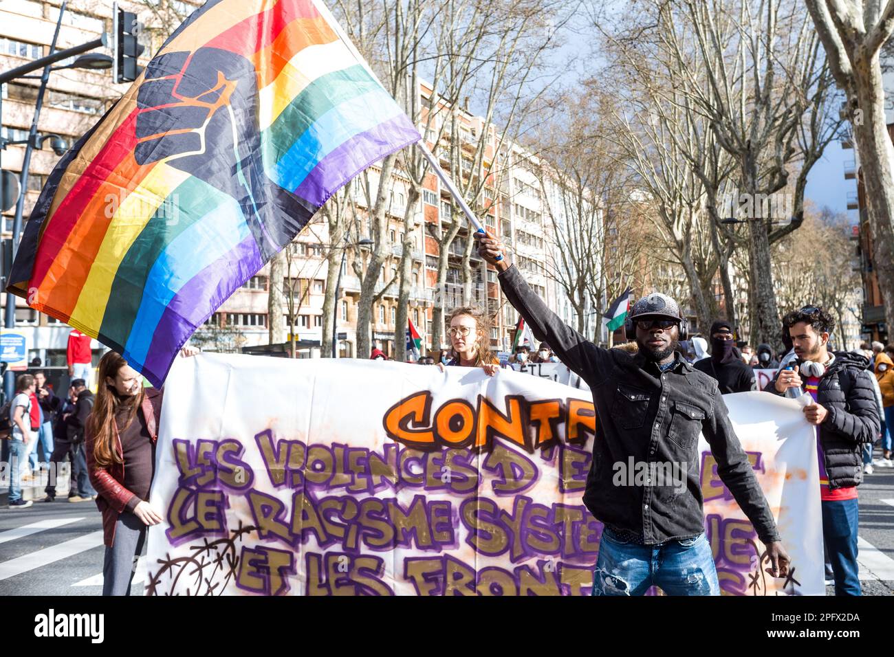 Procession avec un drapeau avec le poing levé. Marche contre la ...