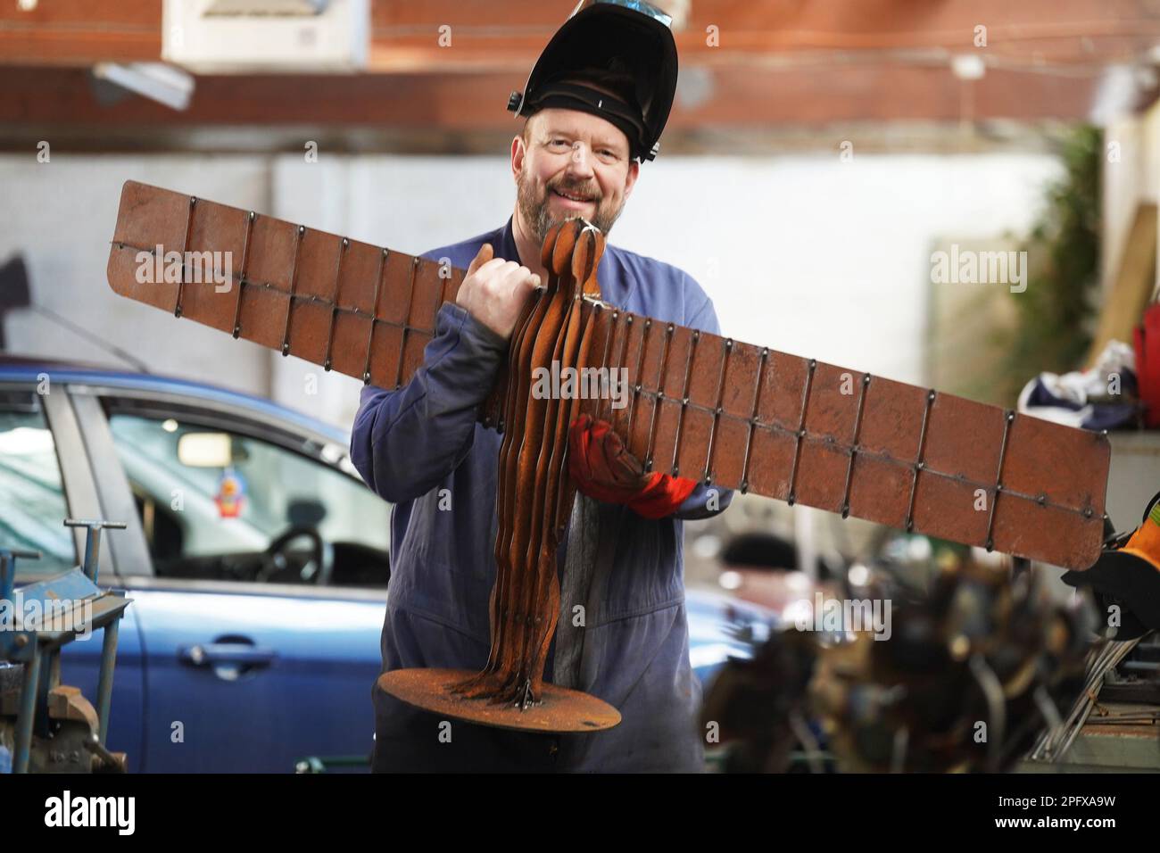 Le sculpteur de métal Craigie Ross met la touche finale à une autre ...