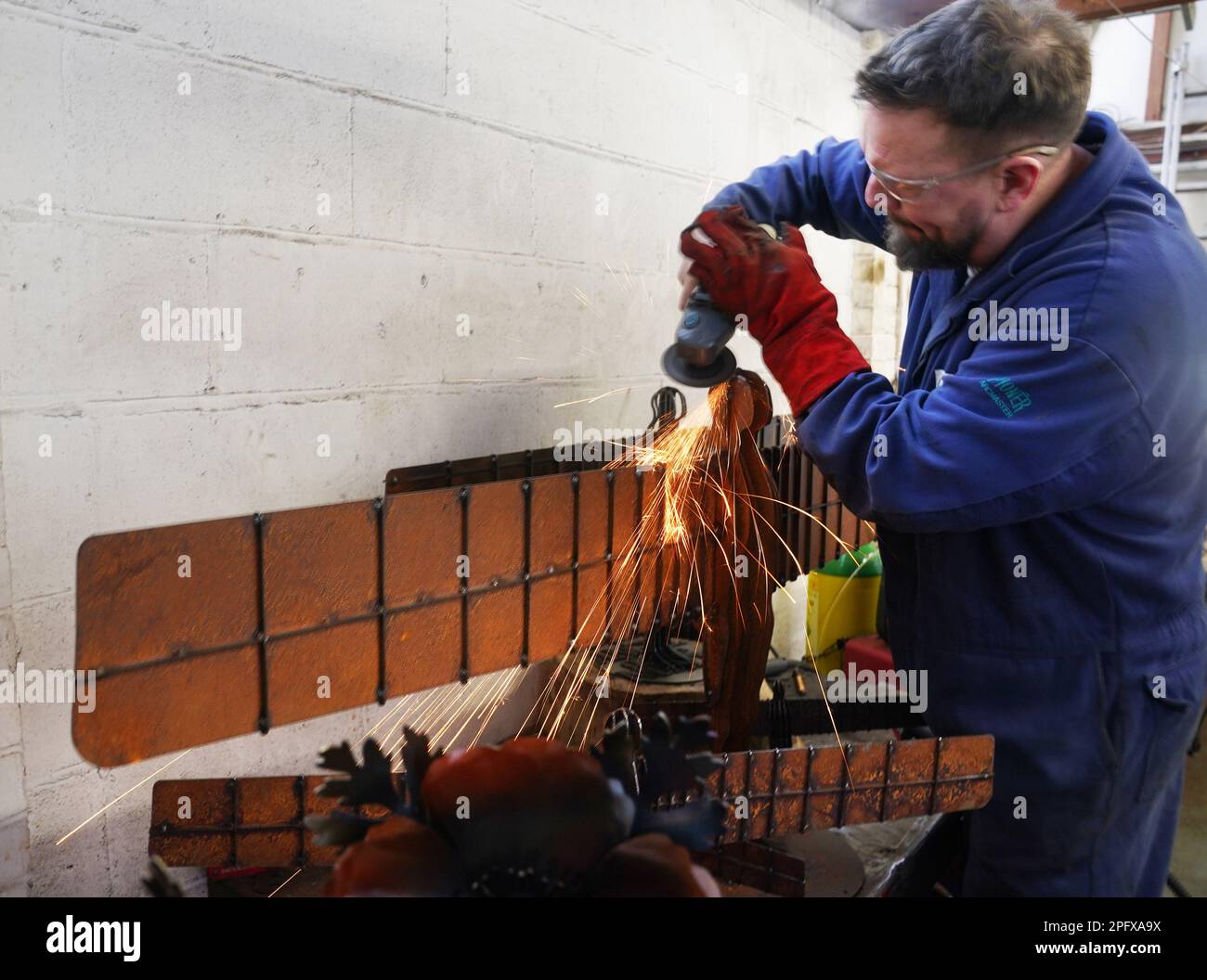 Le sculpteur de métal Craigie Ross met la touche finale à une autre ...
