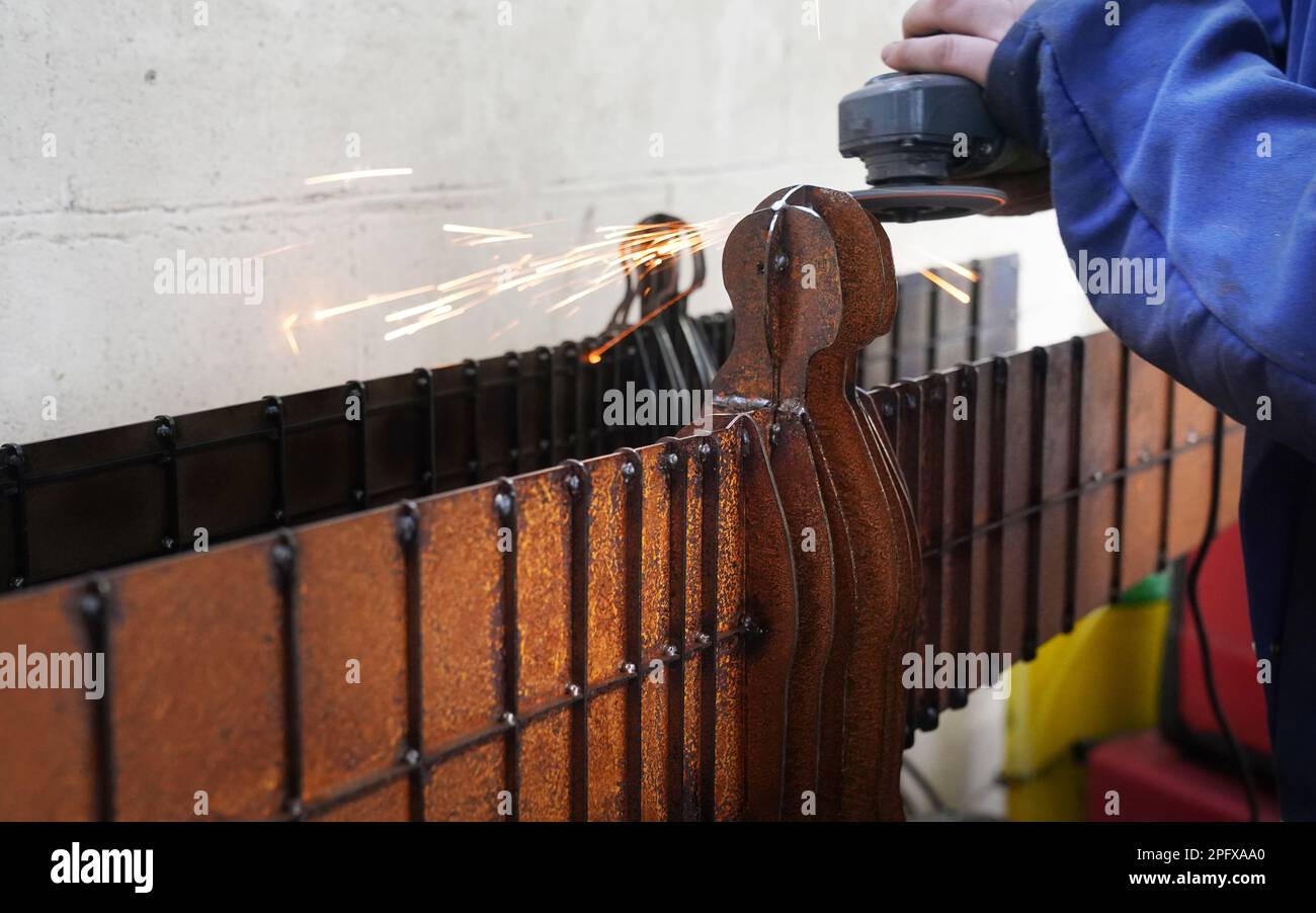 Le sculpteur de métal Craigie Ross met la touche finale à une autre ...