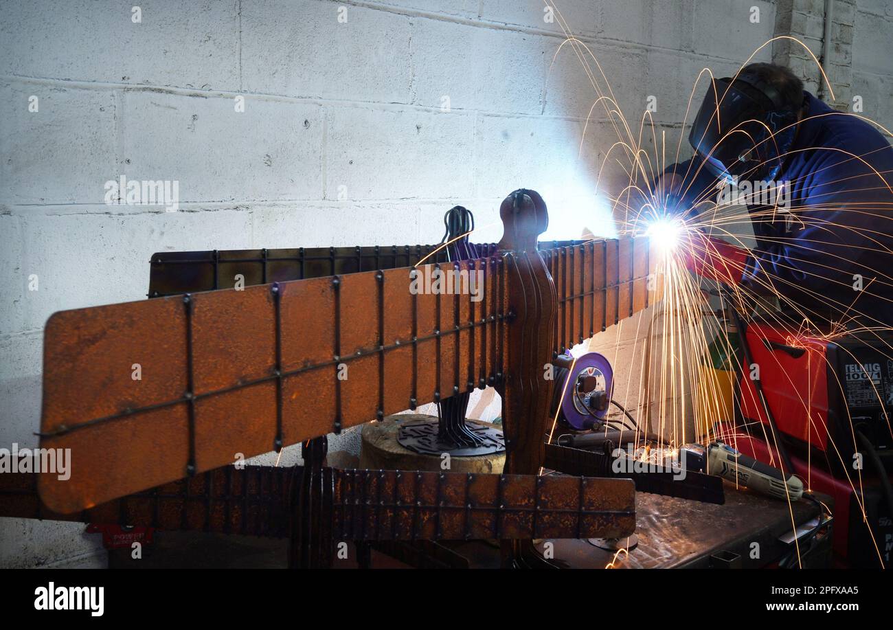 Le sculpteur de métal Craigie Ross met la touche finale à une autre ...