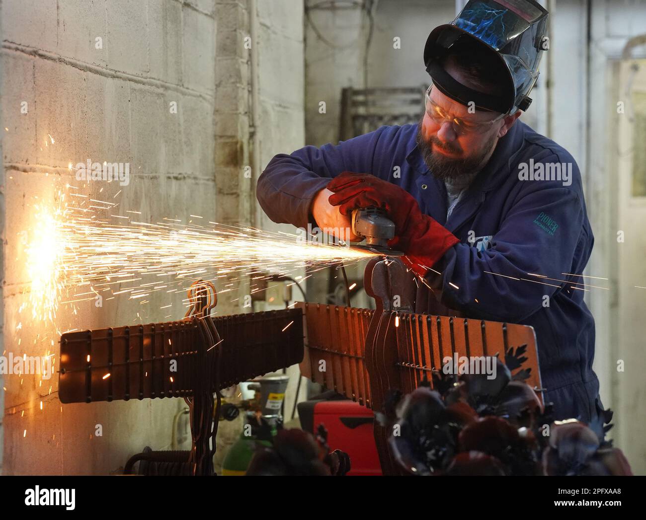 Le sculpteur de métal Craigie Ross met la touche finale à une autre ...