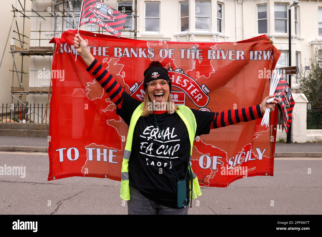 Les fans de Lewes posent pour des photos à l'extérieur du sol avant le ...