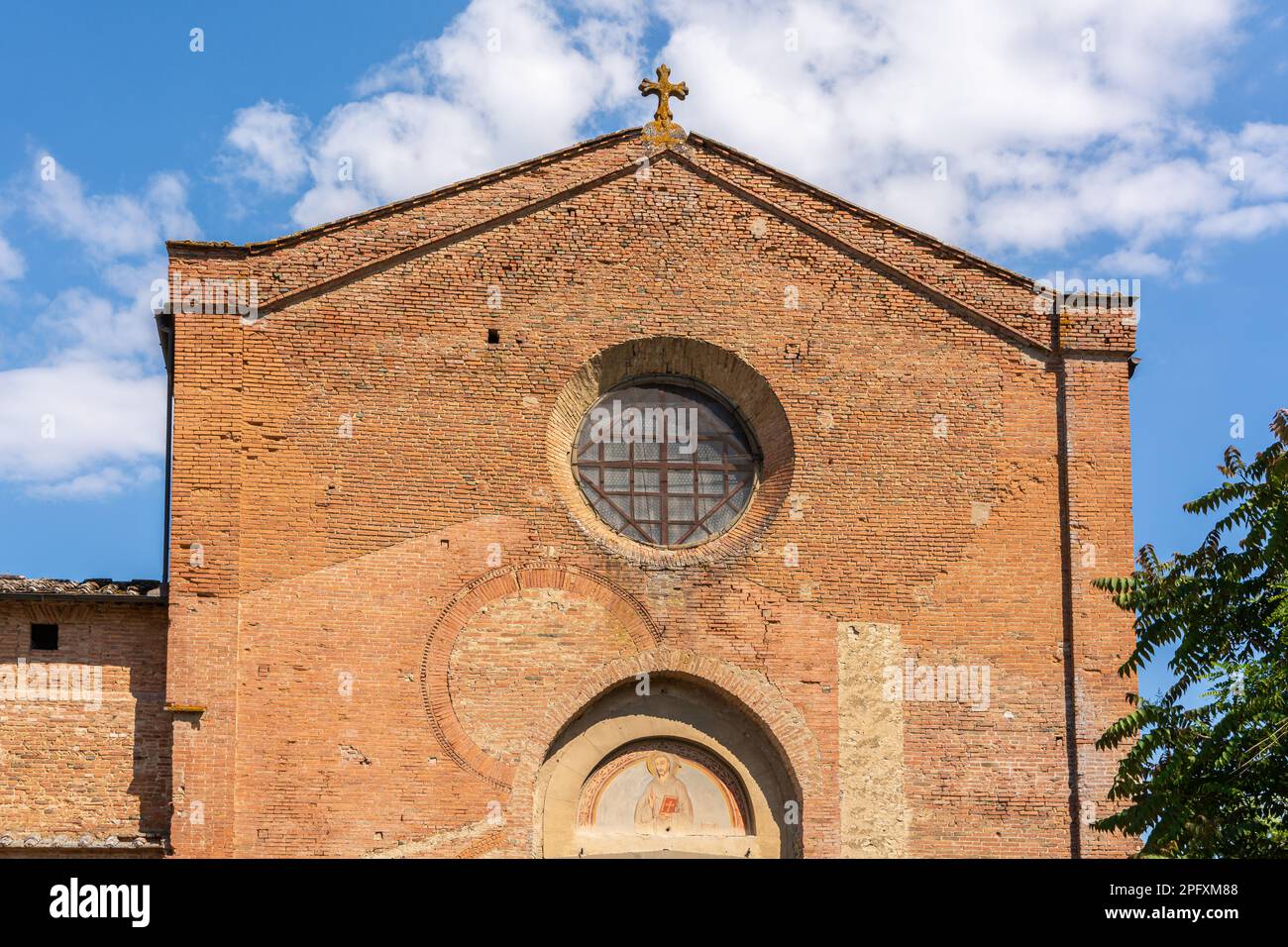Façade romane de l'église de San Francesco à San Miniato, province de ...