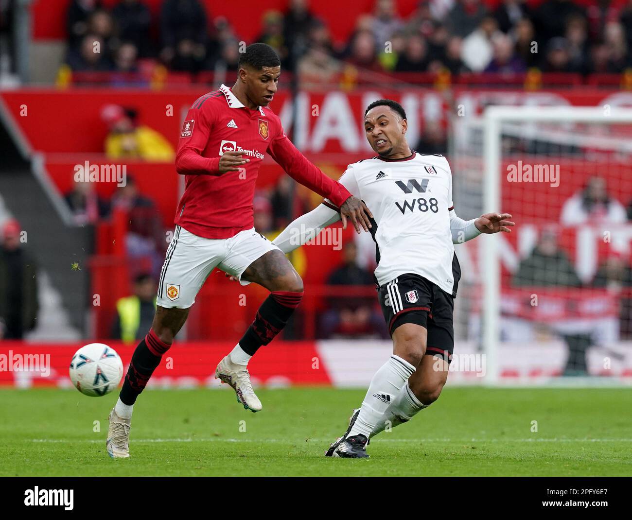 Marcus Rashford de Manchester United (à gauche) et Kenny Tete de Fulham ...