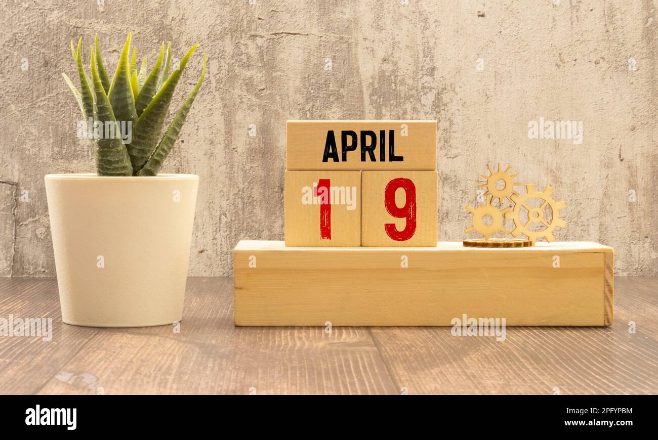 19 avril - à partir de blocs de bois avec des lettres, concept de date ...