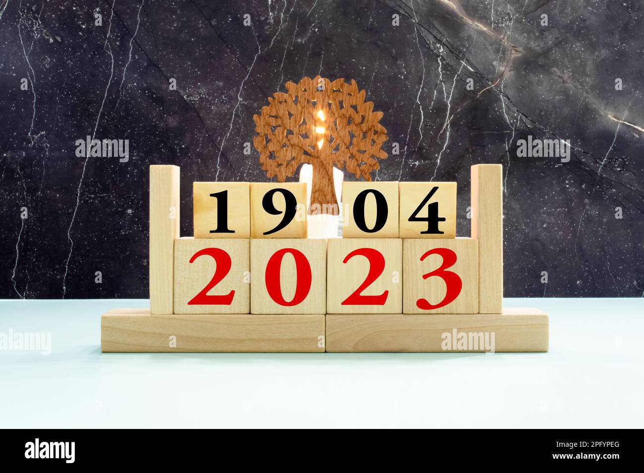 19 avril - à partir de blocs de bois avec des lettres, concept de date ...