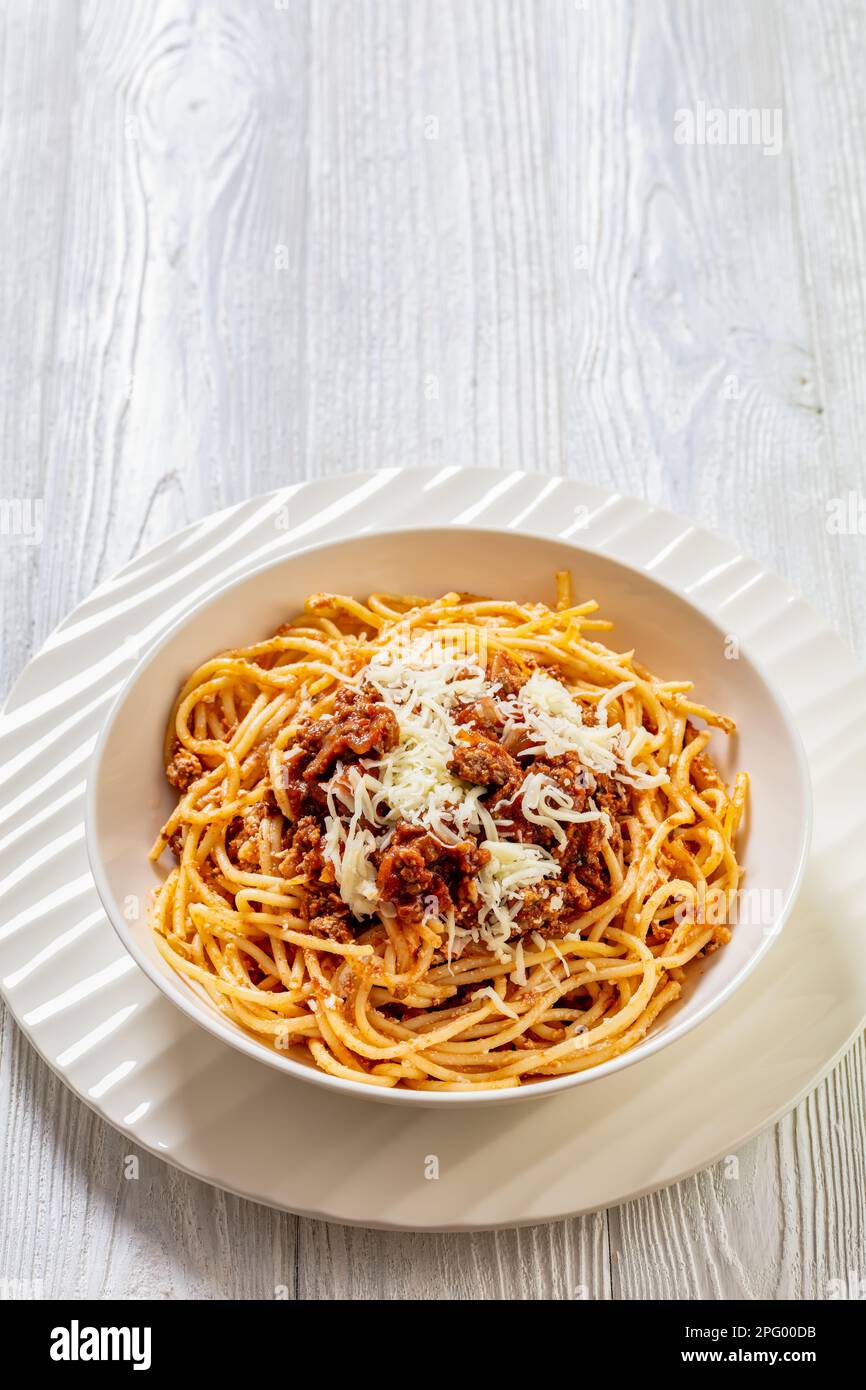 Spaghetti al ragu alla bolognaise surmonté d'un fromage râpé dans un ...