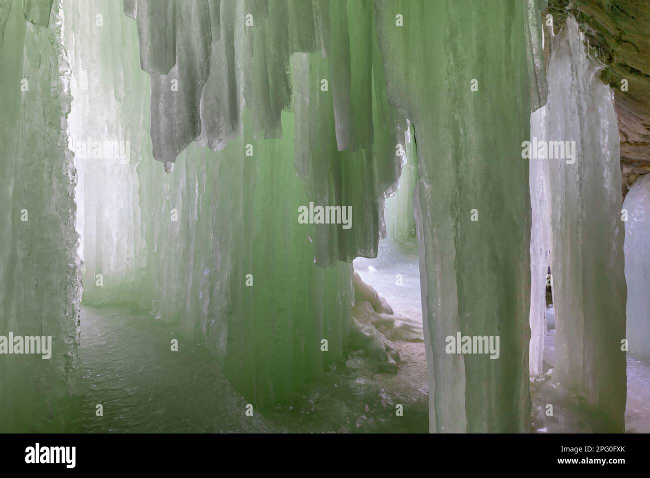 Les spectaculaires formations de glace ressemblant à un rideau des ...