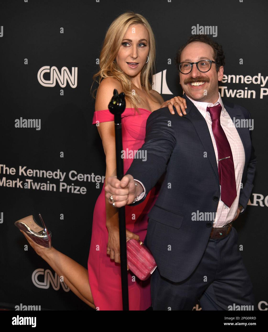 Washington, États-Unis. 19th mars 2023. Le comédien Nikki Glaser (L) se ...