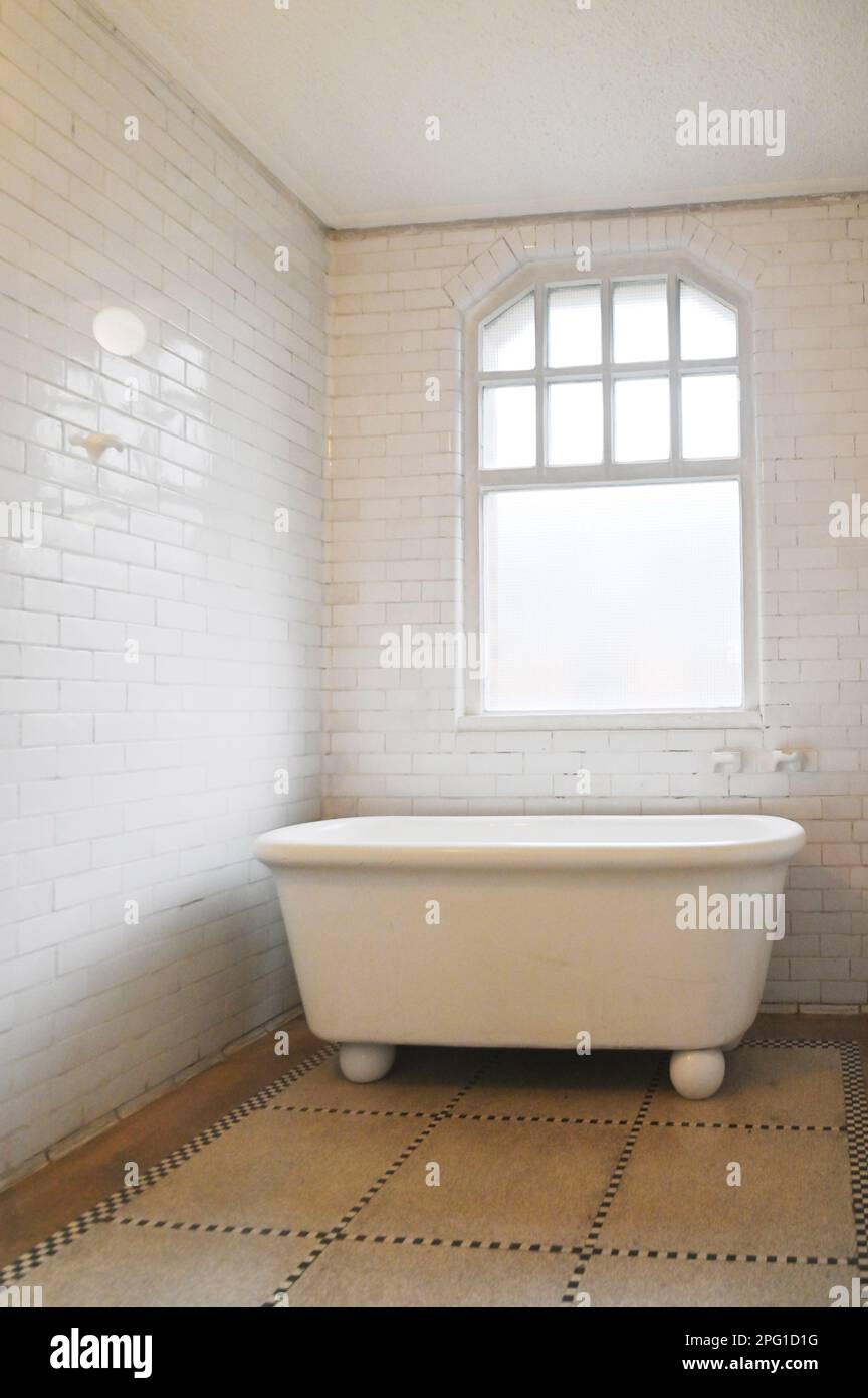 Nord (59). Roubaix. Appât de l'ancienne piscine municipale avec ...