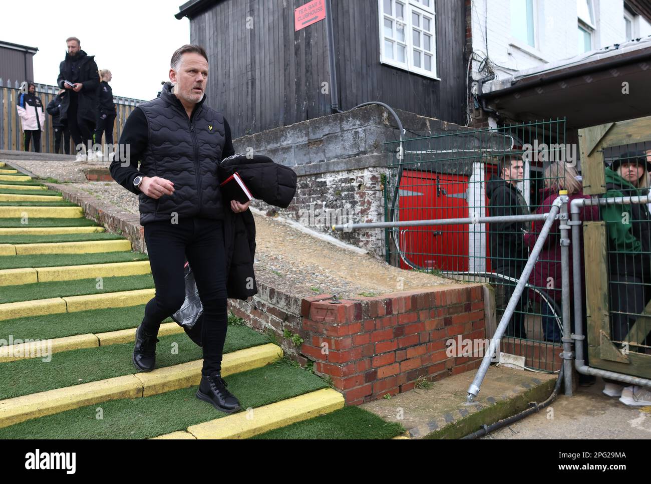 Scott Booth, directeur de Lewes, lors du quart de finale de la coupe ...
