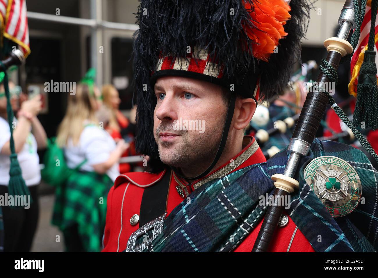 Emerald Society Pipe Band Color Guard pose pour les photos avant de ...