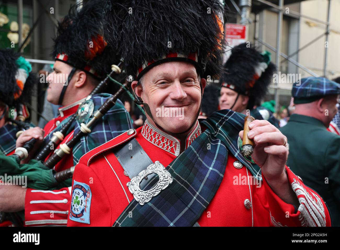 Emerald Society Pipe Band Color Guard pose pour les photos avant de ...
