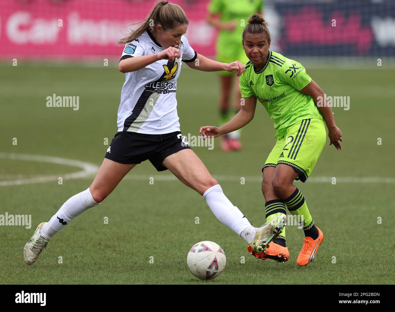Josie Longhurst (à gauche) de Lefes et Nikita Parris de Manchester ...