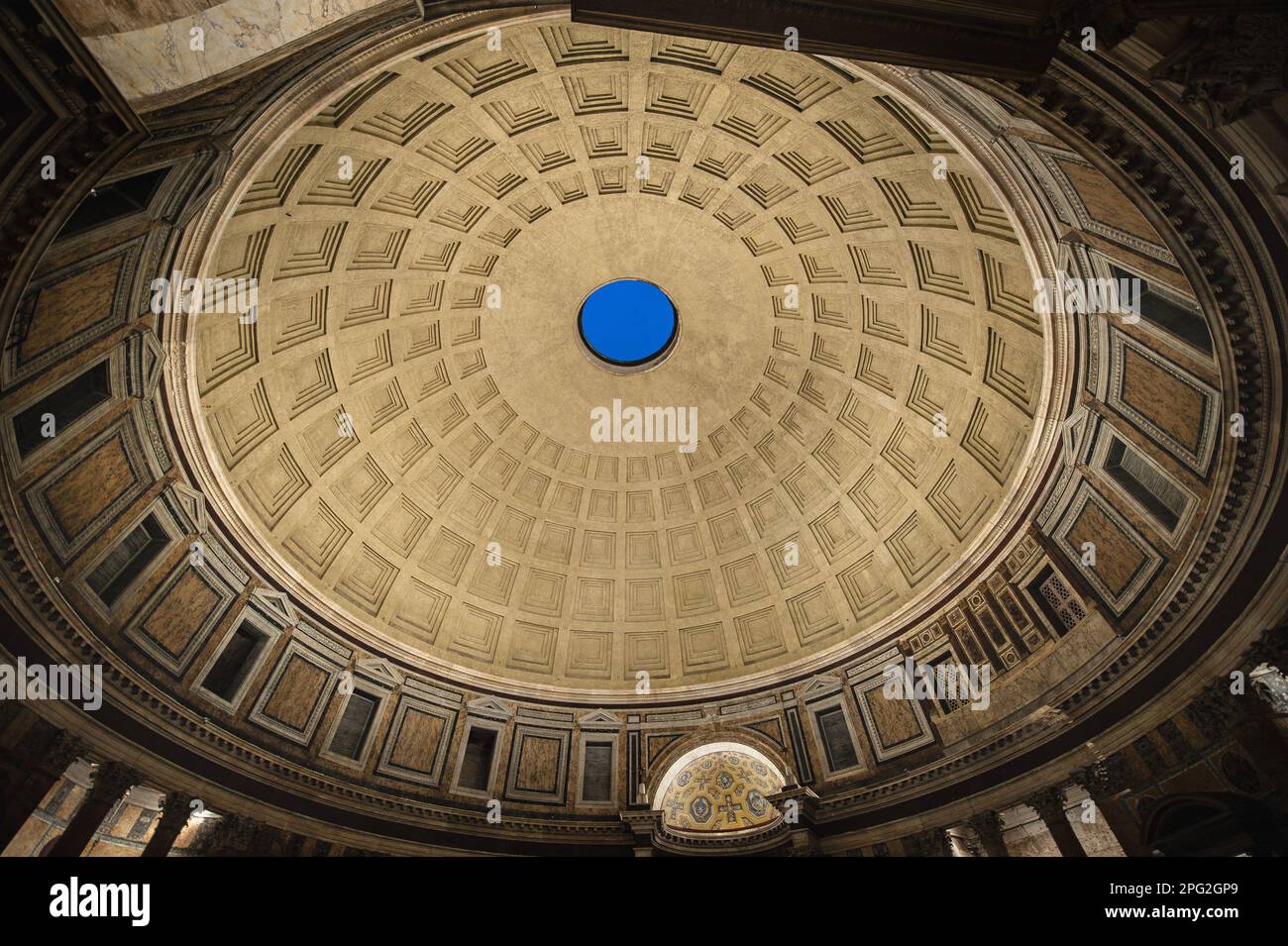 Détail d'un dôme décoré exemple d'architecture grecque et romaine ...