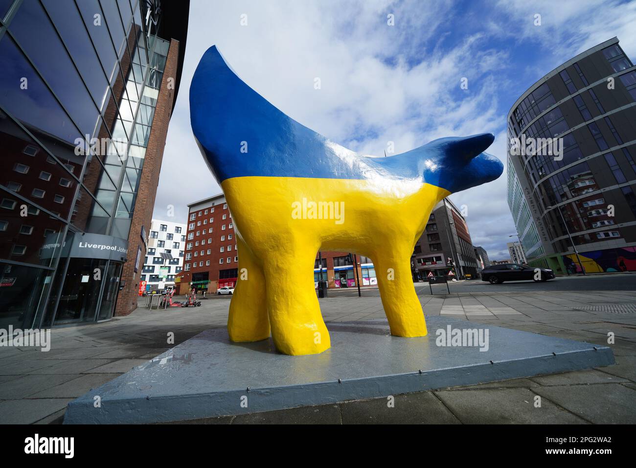 La sculpture Superlambanana à l'extérieur de la Bibliothèque avril ...