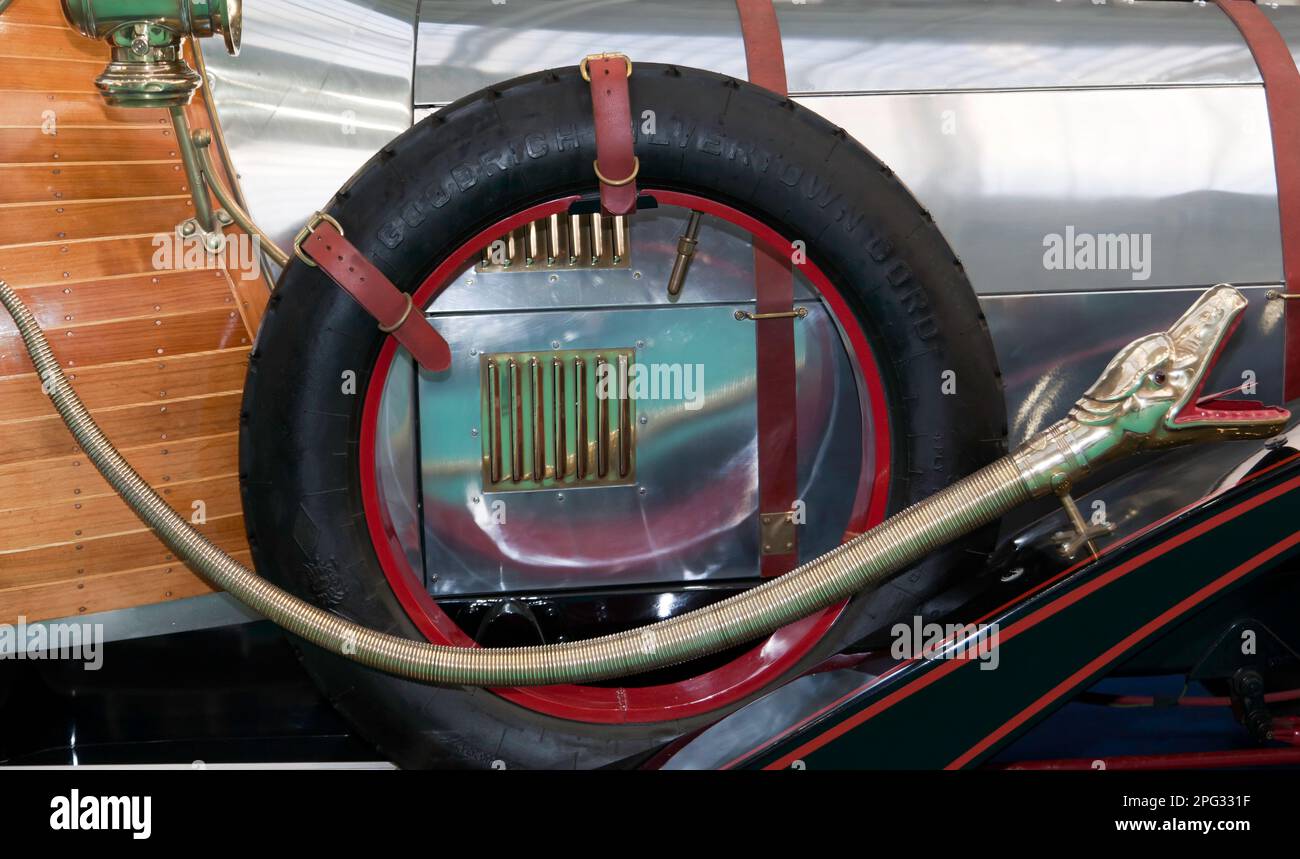 Gros plan d'une reconstitution du célèbre Chitty Chitty Bang du film du ...
