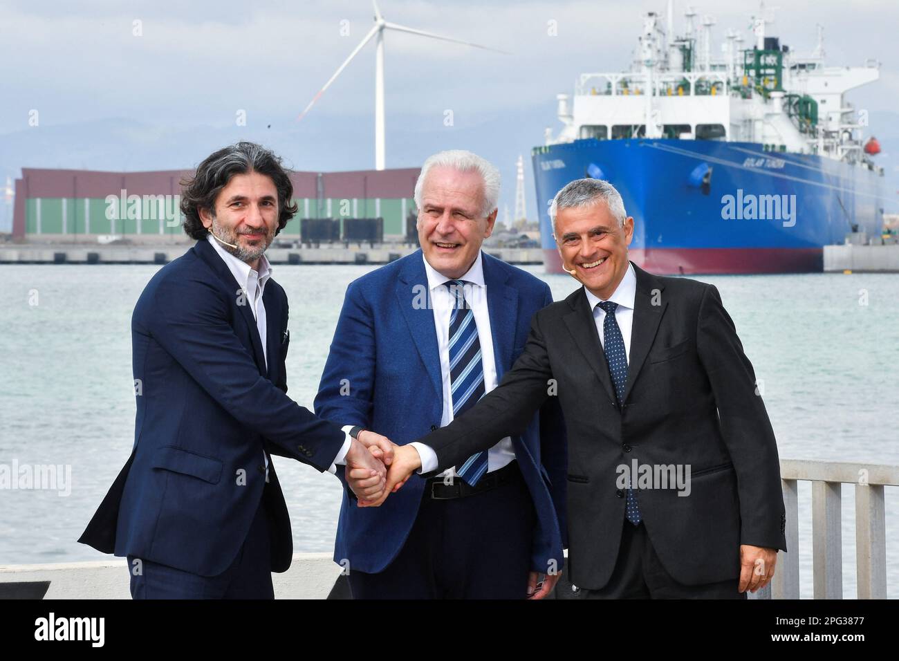 Elio Ruggeri, directeur général de la FNRU Italia de SNAM, président de Toscane Eugenio Giani et ...
