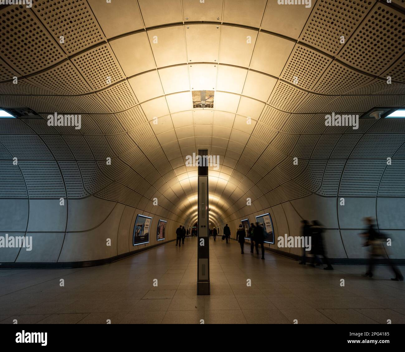 Les passagers traversent les tunnels de la gare Tottenham court Road ...