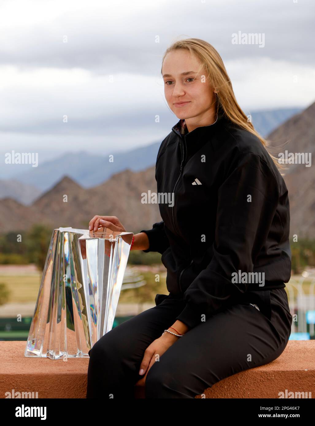 19 mars 2023 Elena Rybakina du Kazakhstan pose avec le trophée de la ...