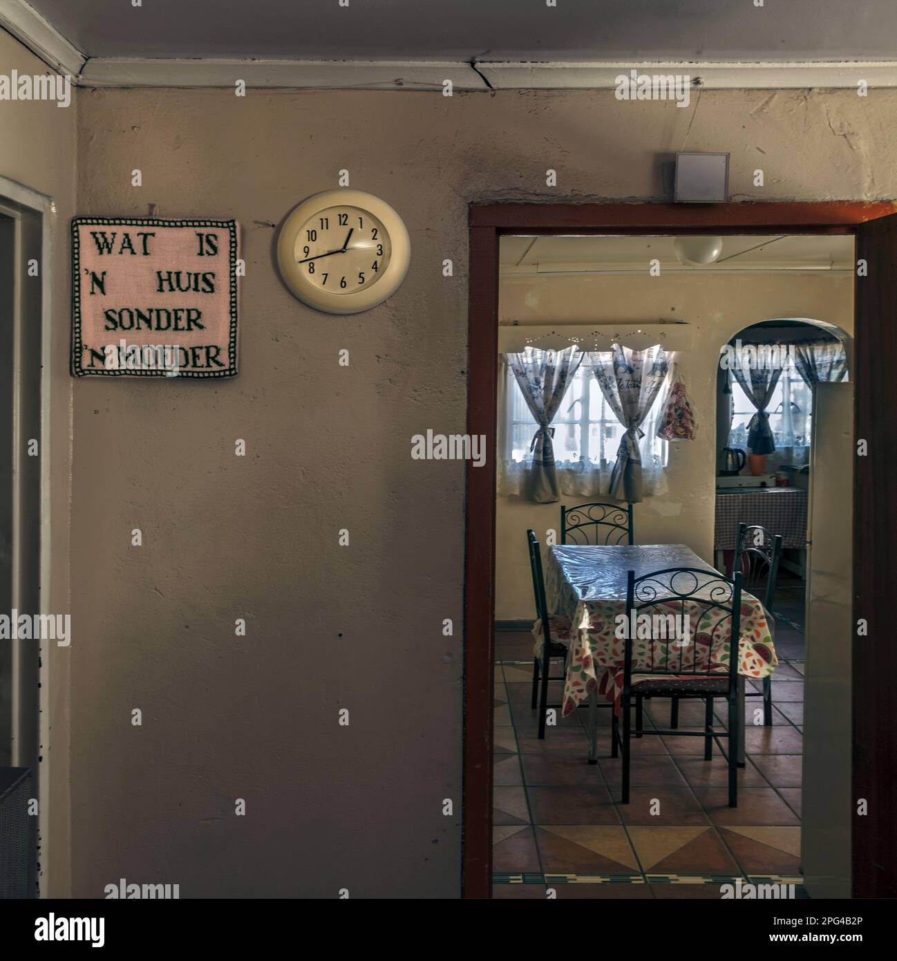 L'intérieur d'une maison à Eksteenfontein le mur de bonneterie se lit ...