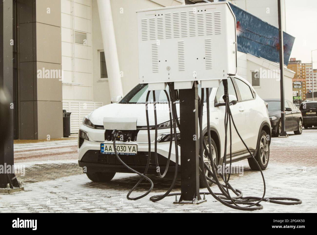 Kiev, Ukraine 2 février 2023 Une voiture électrique blanche est chargée ...