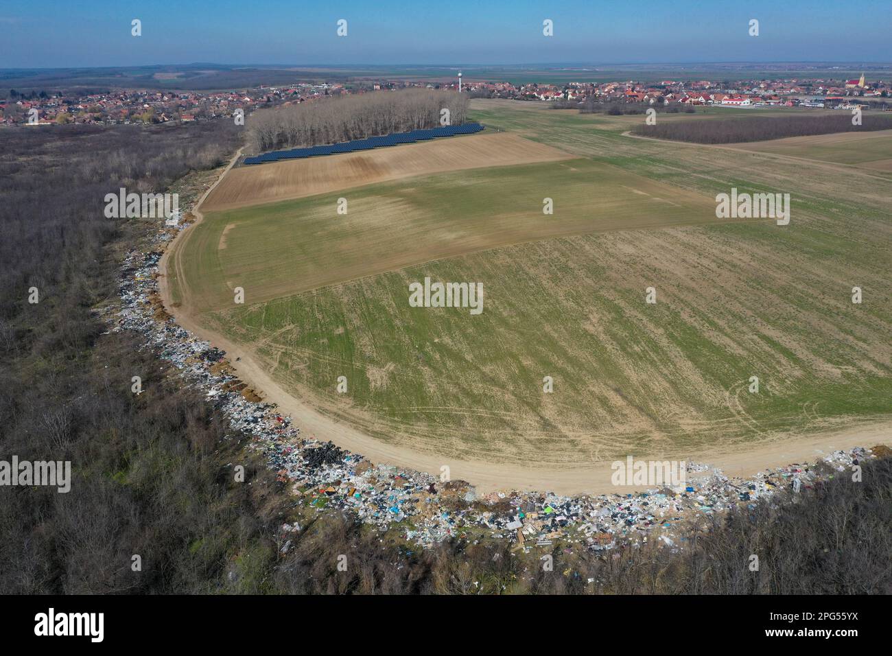 Pollution écologique étonnante en Hongrie. Près d'une ville, il y a ...