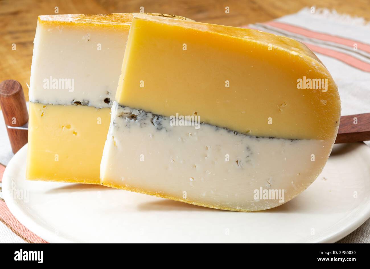 Double fromage hollandais coloré, fromage dur à base de lait de vache et de chèvre avec couche ...