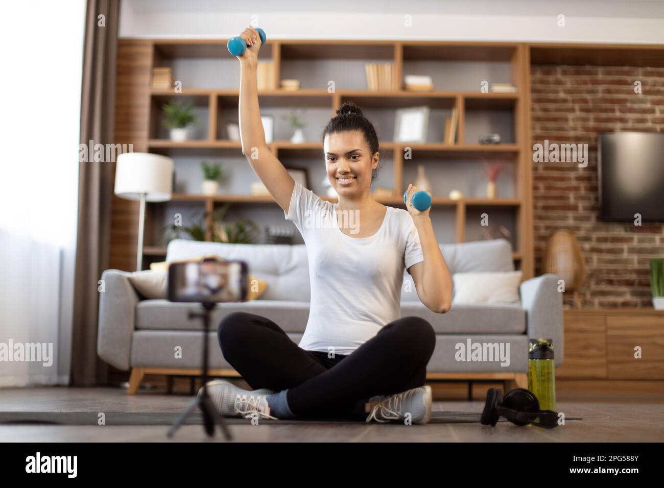 Séance d'entraînement multiracial souriant, séance d'enregistrement de ...