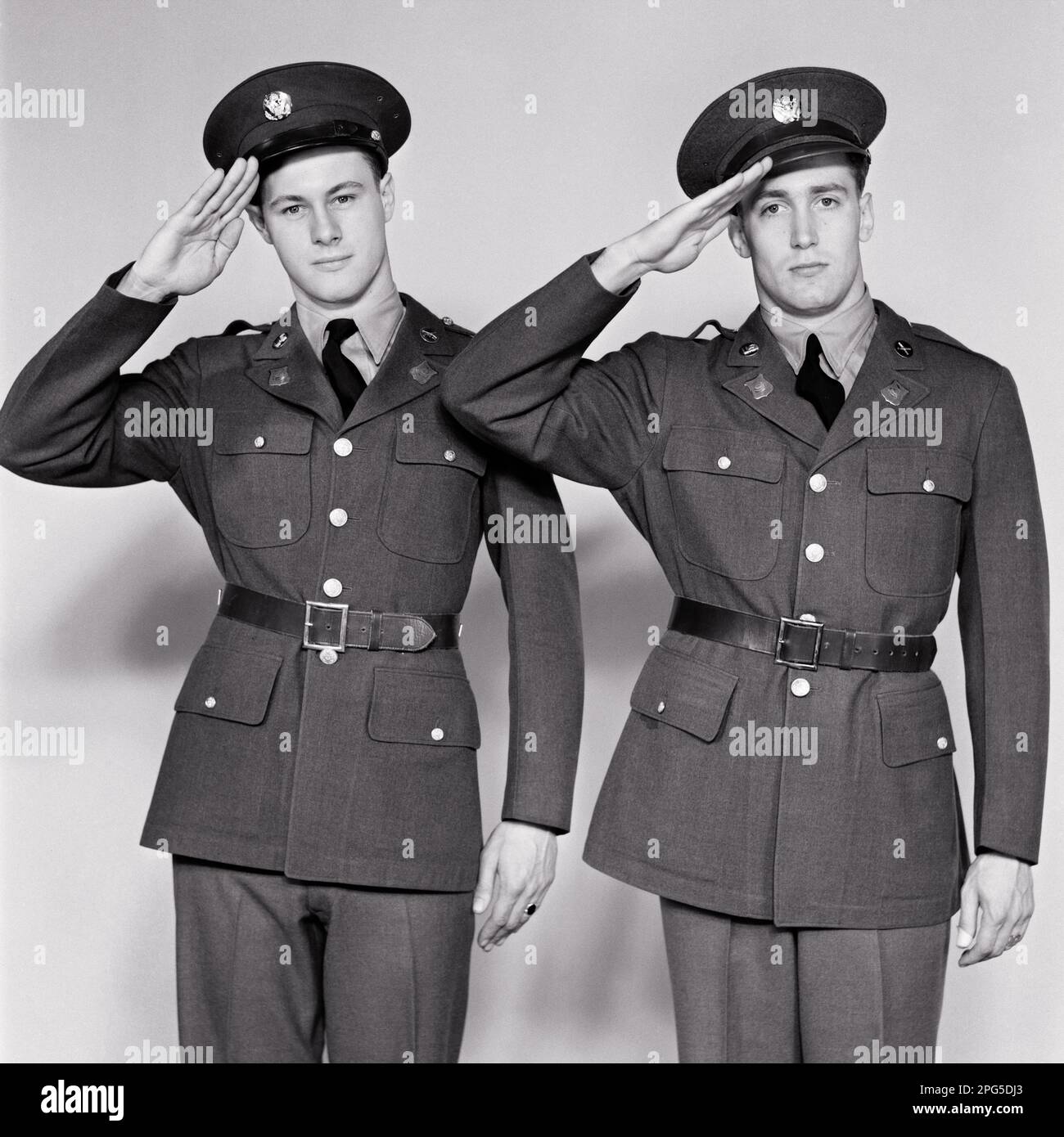 1940S DEUX HOMMES EN UNIFORME DE L'ARMÉE REGARDANT LA SALUTATION DE ...