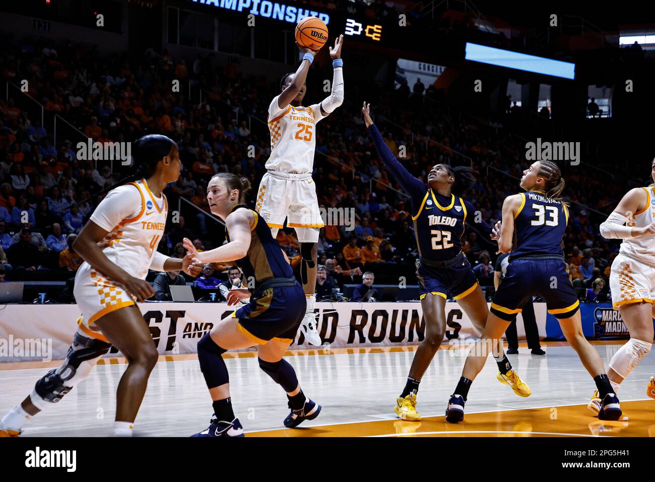 Tennessee guard Jordan Horston (25) shoots past Toledo guard Khera Goss ...