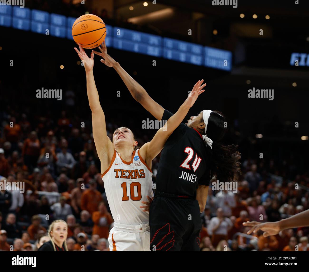 20 mars 2023: Le garde de Louisville Morgan Jones (24) bloque un tir ...