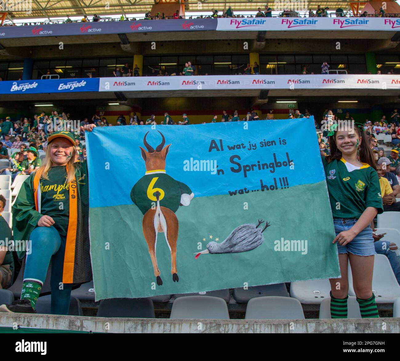 Deux filles avec une affiche peinte à la main lisant 'Al wat jy sien ...