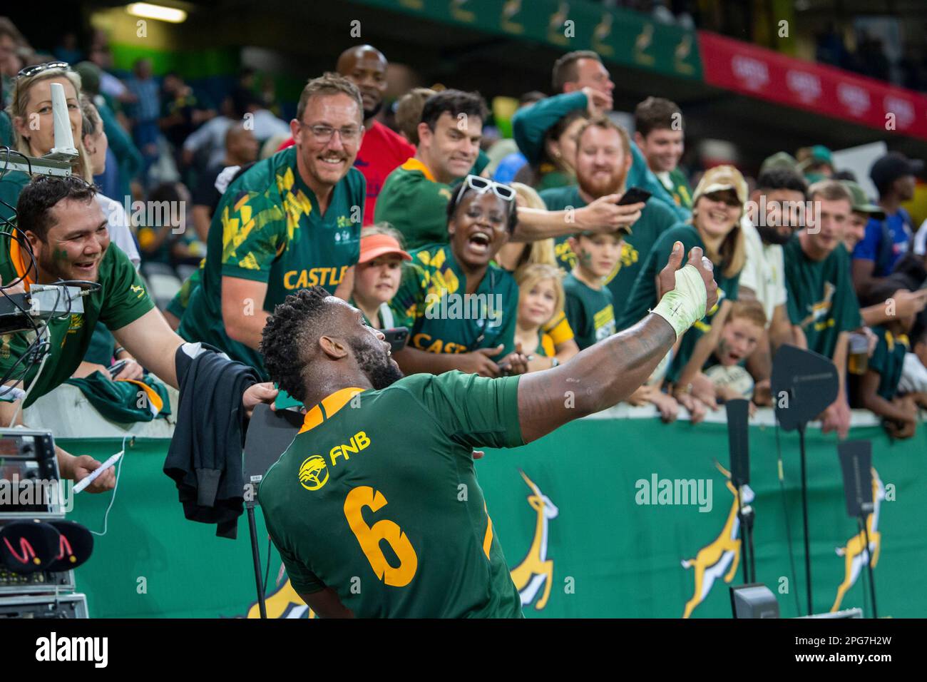 Le capitaine de Springbok Siya Kolisi prend des selfies avec la foule ...