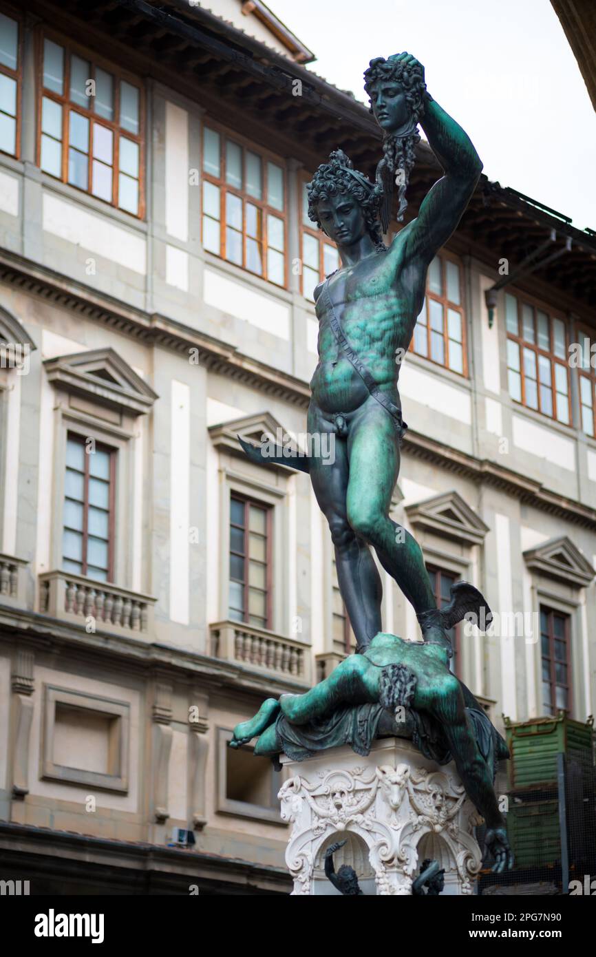 La sculpture en bronze de Benvenuto Cellini Perseus avec la tête de ...