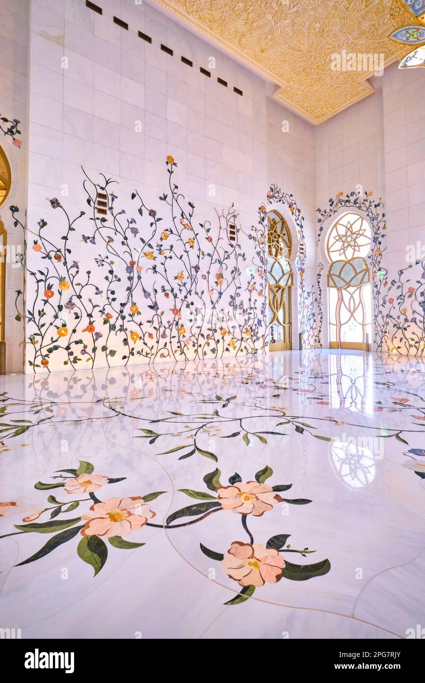 Vue détaillée de tous les motifs de marbre blanc incrusté de fleurs ...