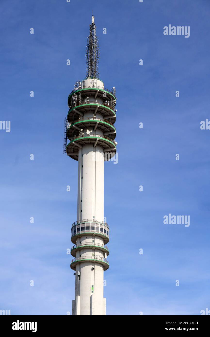 Tour en béton avec plusieurs antennes pour la communication mobile, la ...