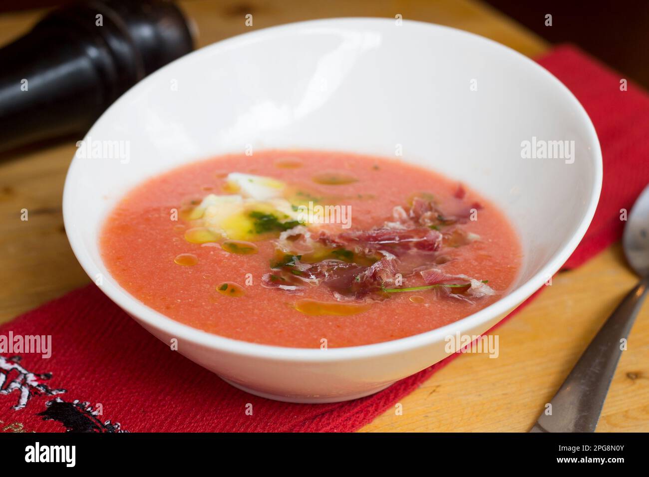 Le gazpacho est une soupe froide avec divers ingrédients tels que l ...
