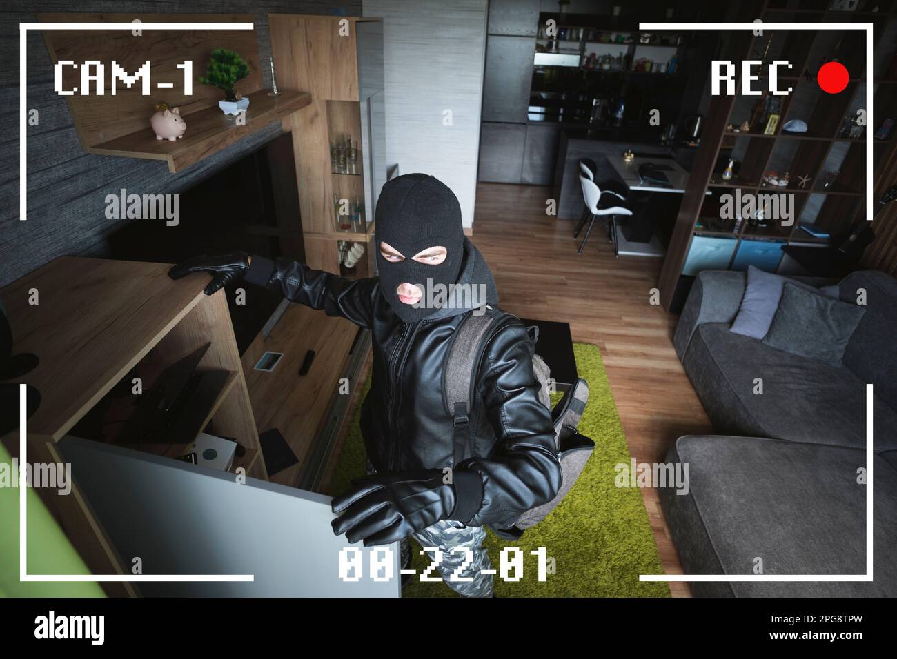 Un homme dans un masque noir tente de voler une maison. Simulation d ...