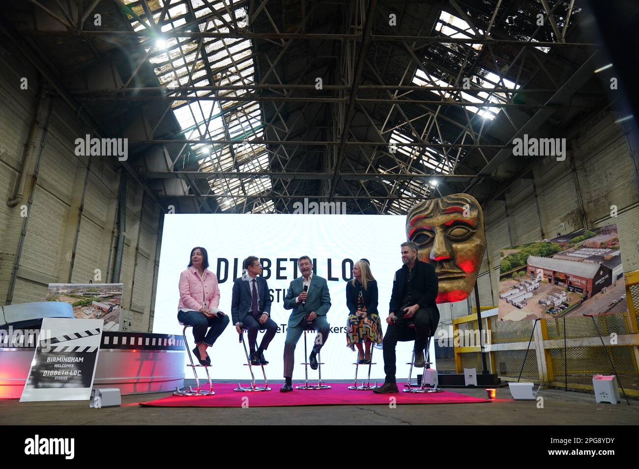 Le créateur de Peaky Blinders Steven Knight (au centre) parle à Digbeth ...