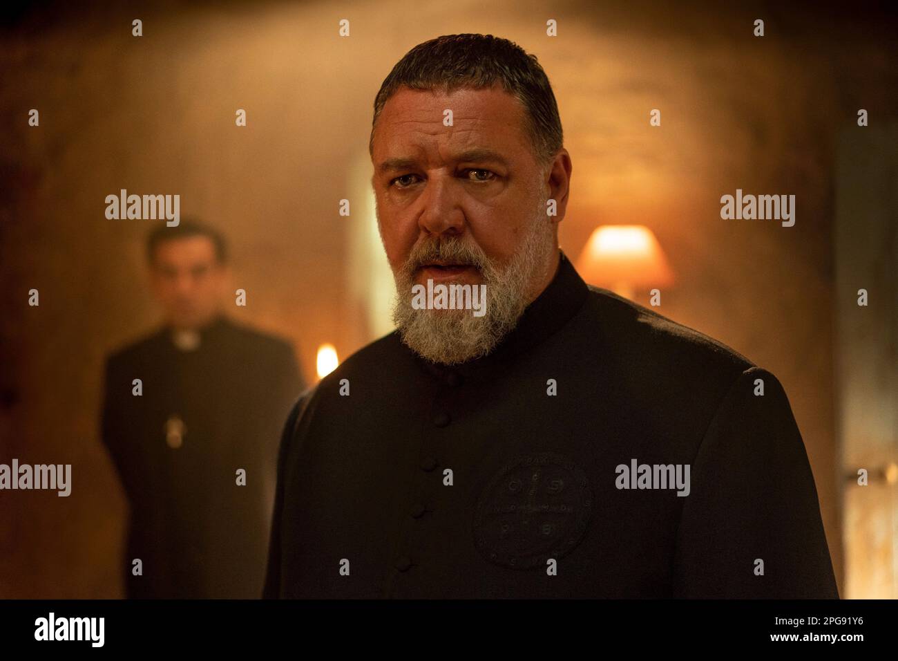 Le père Gabriele Amorth (Russell Crowe) dans Screen Gems» «The Pope's ...