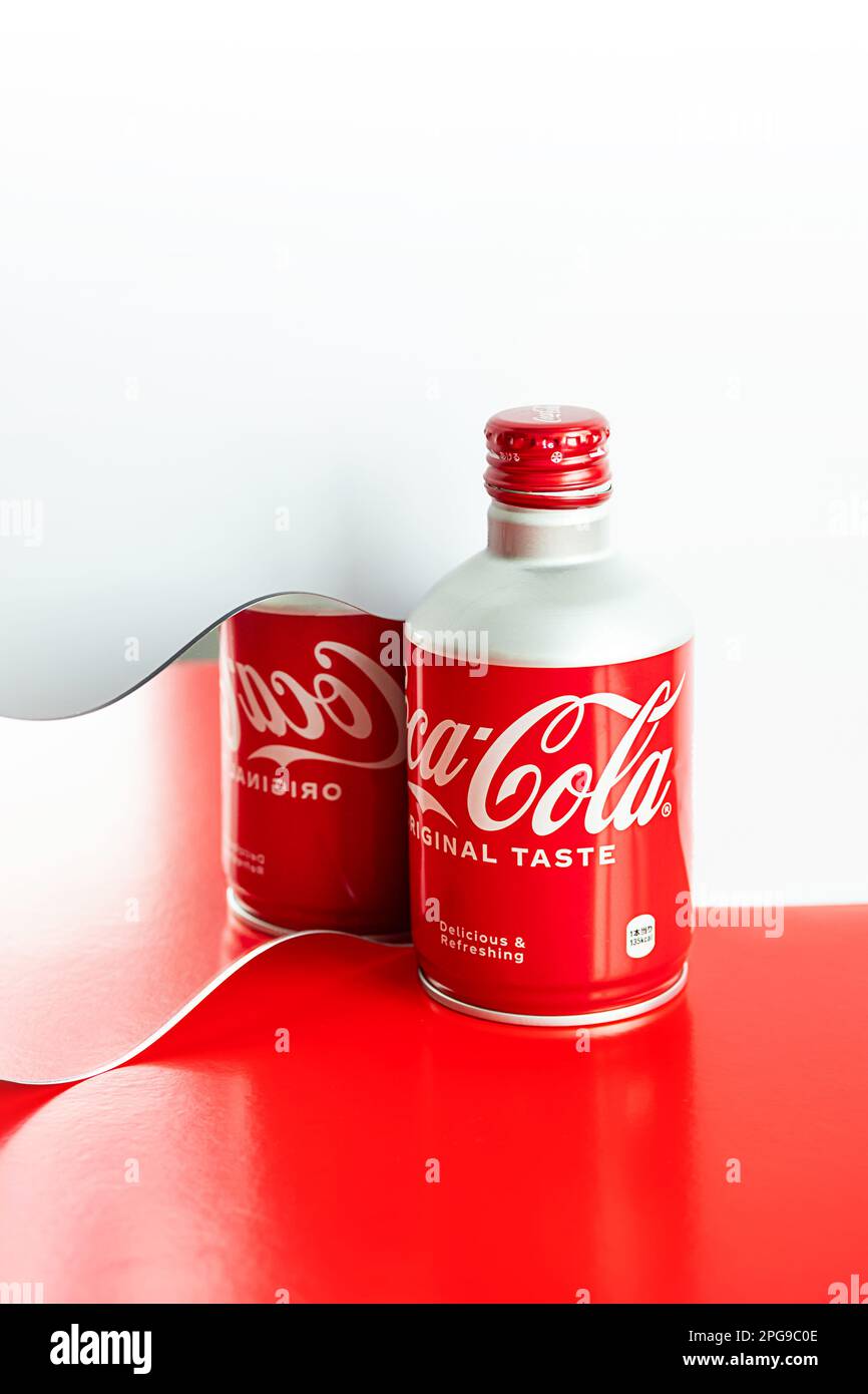 Nha Trang, Vietnam - mars 2023. Bouteille d'aluminium Coca Cola. La vie ...