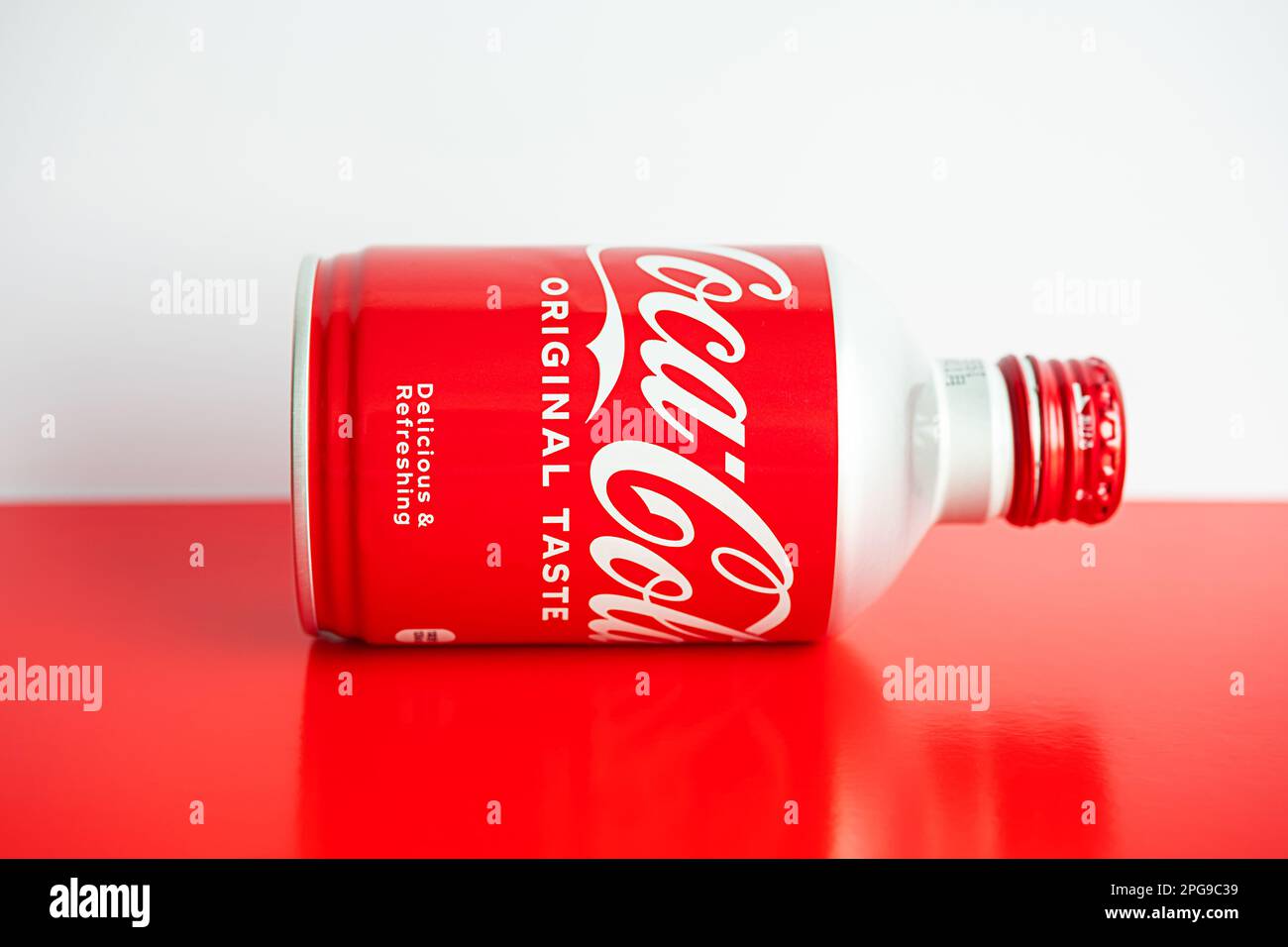 Nha Trang, Vietnam - mars 2023. Bouteille d'aluminium Coca Cola. La vie ...