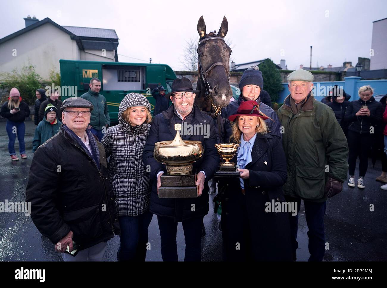 Galopin des champs avec son propriétaire Audrey Turley et l'entraîneur ...